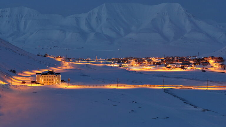 Best time to travel to Svalbard: The Seasons Explained | Magnetic North ...